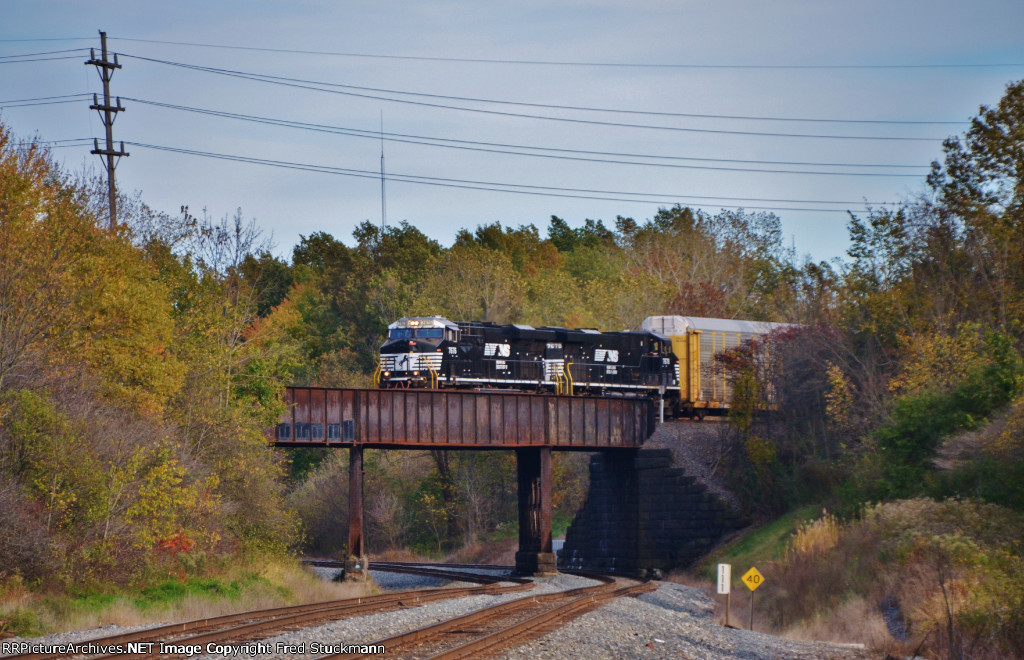 NS 7676 crosses the CSX.